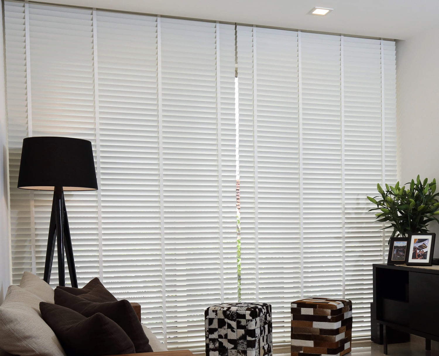 Blinds, Wallpaper and Carpet at Siglap - Singapore by V.GOS Home